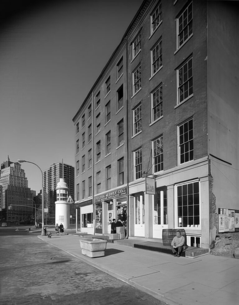 Edmund V. Gillon's 1976 Photos Capture Manhattan's Evolving Streets and ...