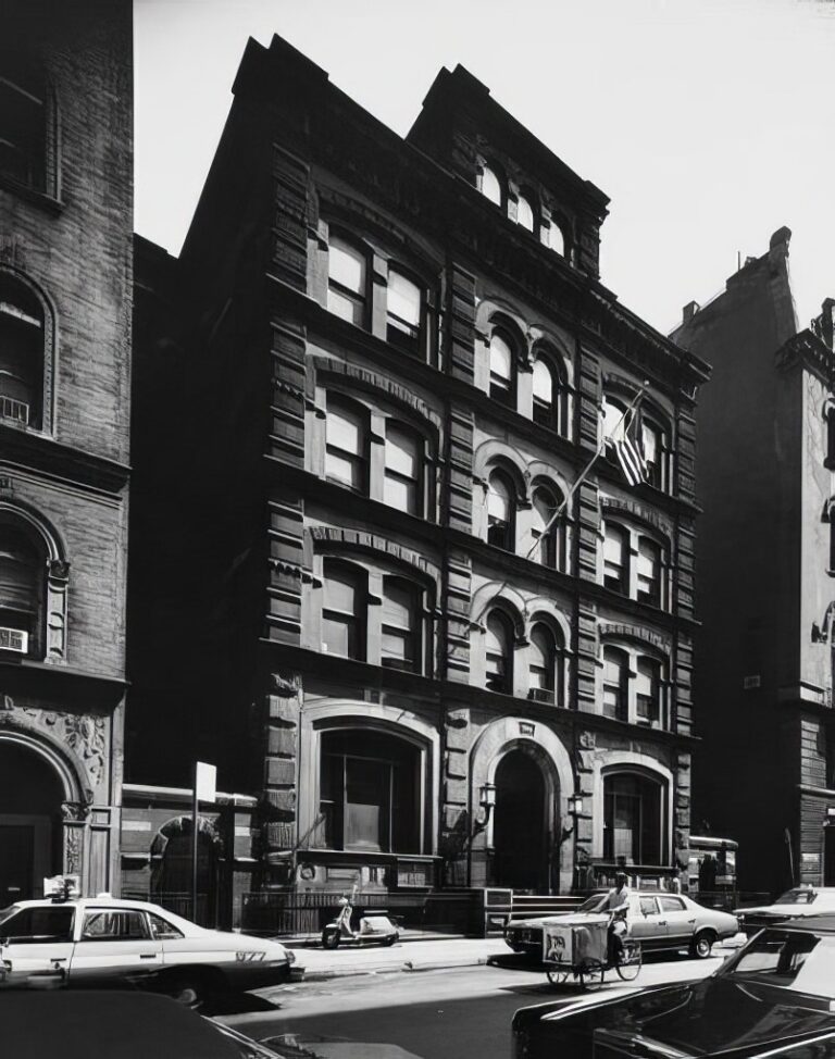 A Photographic Journey Through 1977 Manhattan with Edmund V. Gillon