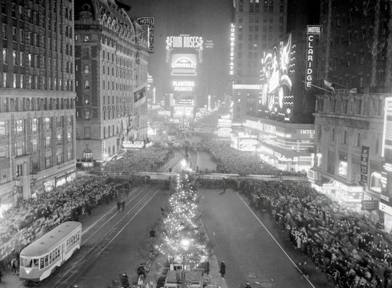 Fascinating Vintage Photos Show How New Yorkers Celebrated New Year in ...