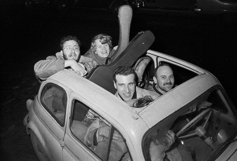 Inside the Raw, Rebellious World of Beatniks in 1950s and 1960s New ...