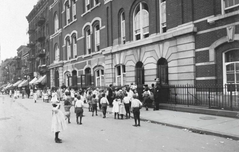 A Glimpse into the Lower East Side: Manhattan in the Early 1900s