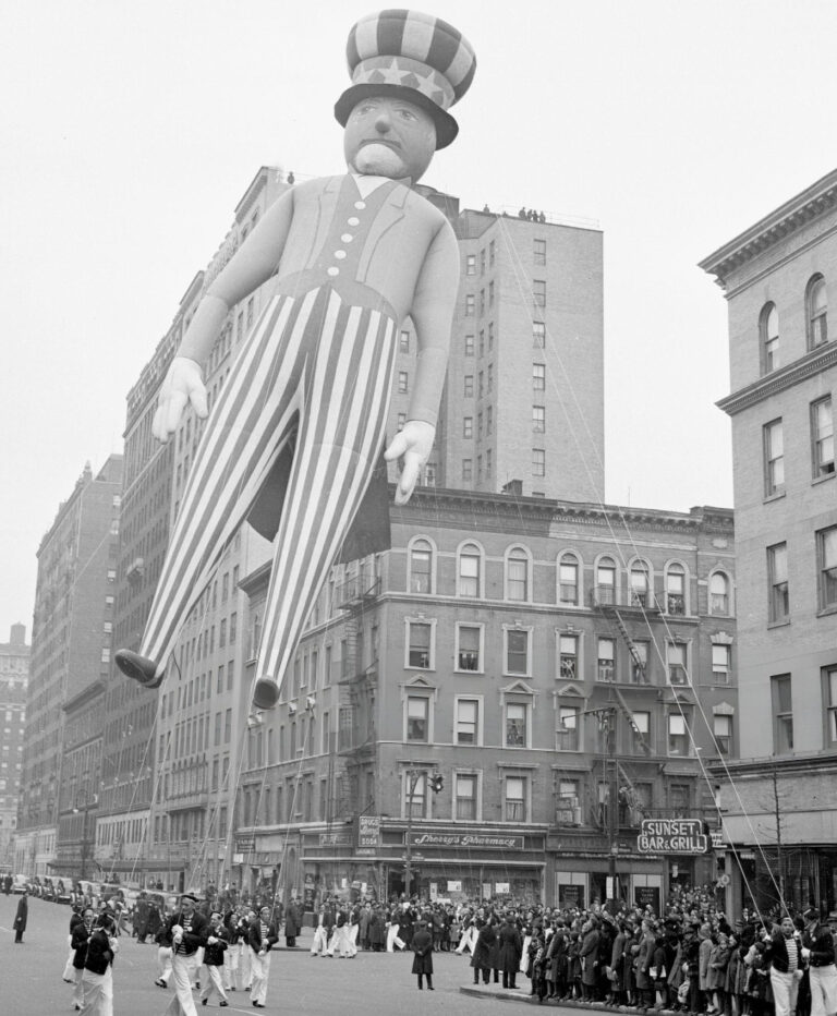 Historic Photos Show Macy's Thanksgiving Day Parade's Defining 1940s ...