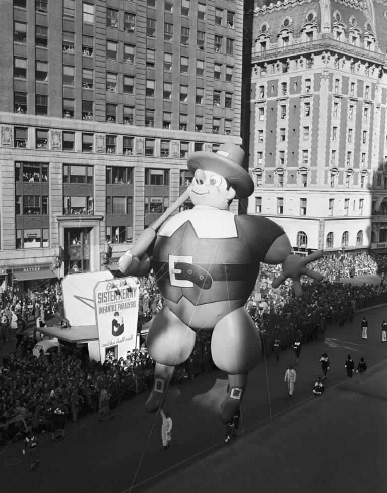 Historic Photos Show Macy's Thanksgiving Day Parade's Defining 1940s ...