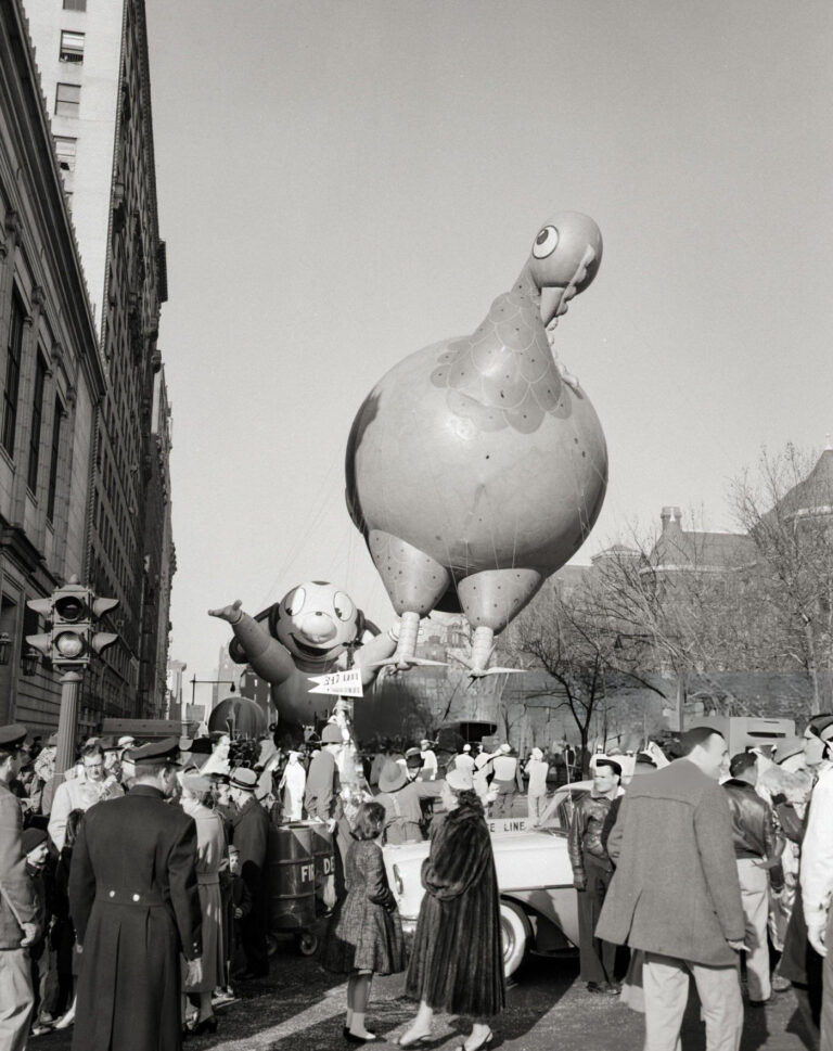 Vintage Photos Show Macy's Thanksgiving Day Parade's Golden Age in the ...