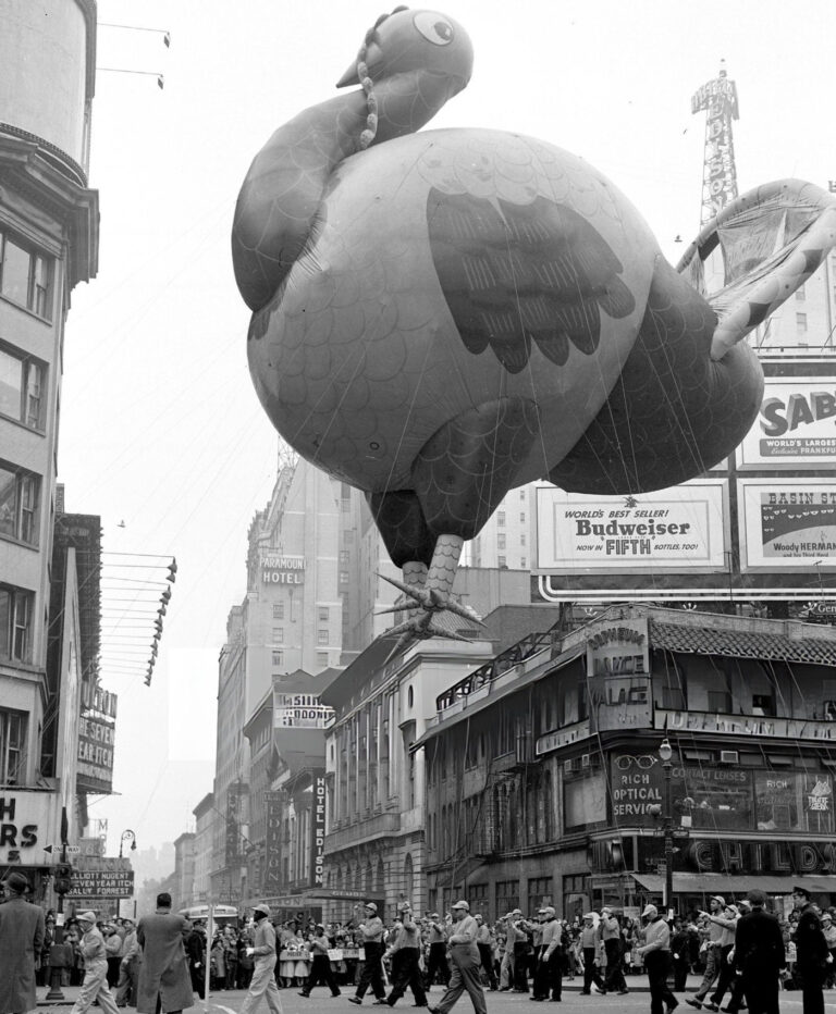 Vintage Photos Show Macy's Thanksgiving Day Parade's Golden Age in the ...