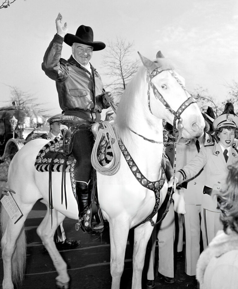 Vintage Photos Show Macy's Thanksgiving Day Parade's Golden Age in the ...