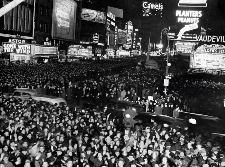 A Visual Journey Through Times Square's 1950s Heyday, Captured in ...