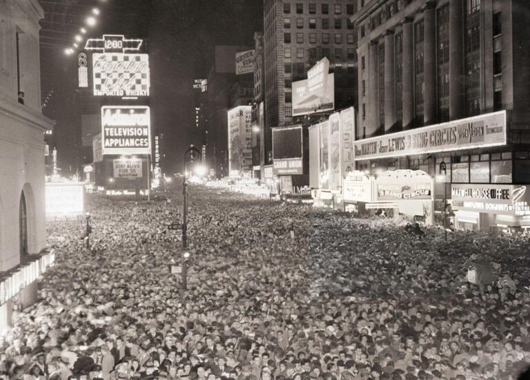 A Visual Journey Through Times Square's 1950s Heyday, Captured in ...